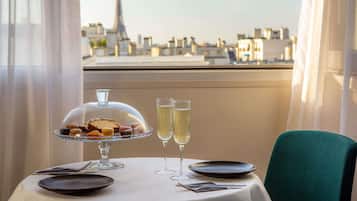 Suite Júnior, 1 cama de casal e sofá-cama | Roupa de alta qualidade, camas de colchão pillowtop, minibar grátis