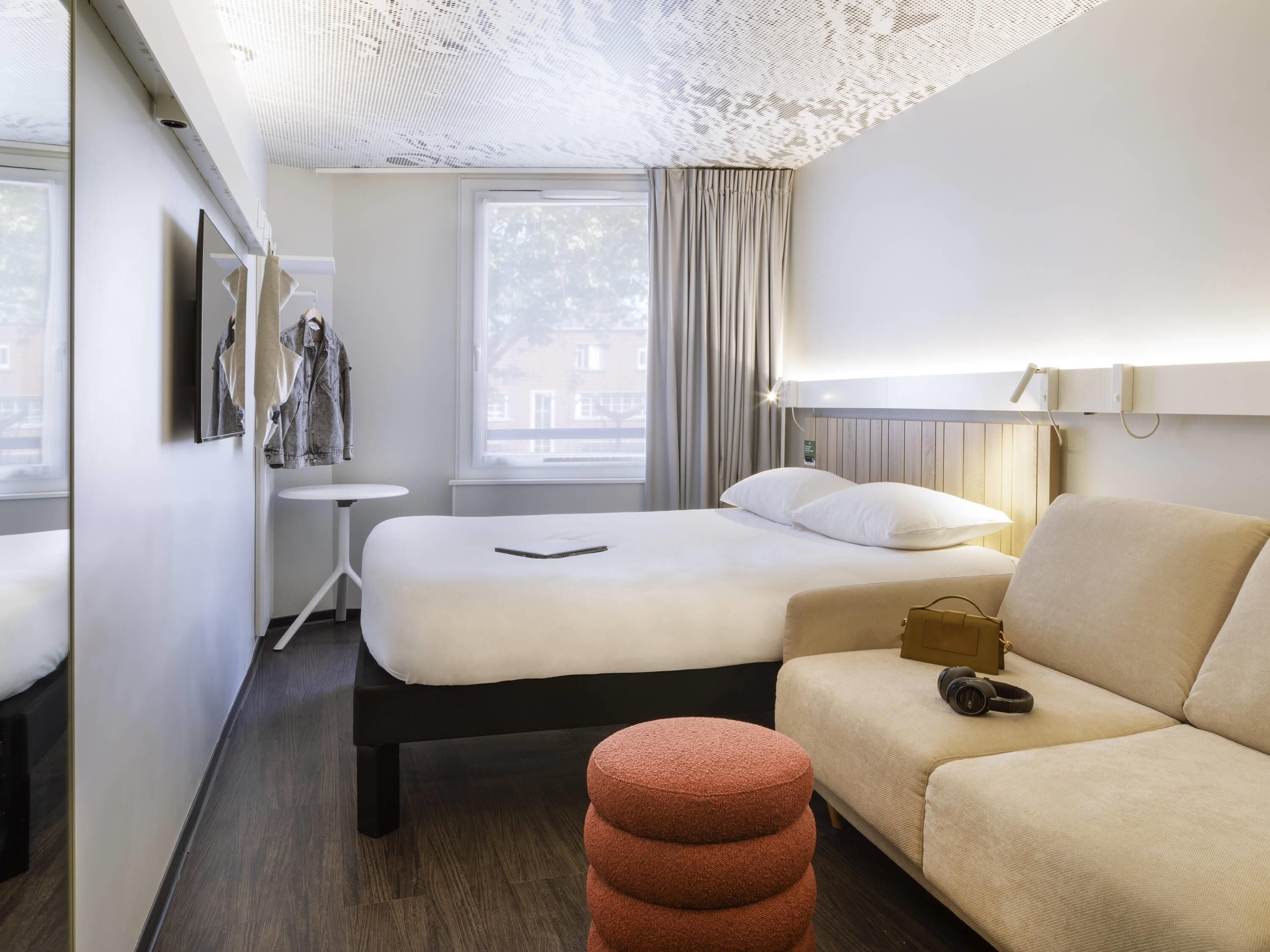 Quarto standard, 2 camas de casal | Escrivaninha, espaço de trabalho para notebook, quartos à prova de som