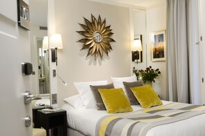 Quarto clássico, 1 cama de casal, para não fumantes (Small Room) | Frigobar, cofres nos quartos, escrivaninha, quartos à prova de som