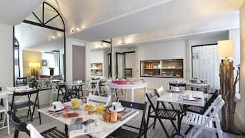 Pequeno-almoço tipo buffet diário (12 EUR por pessoa)