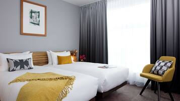 Cofre no quarto, secretária, cortinas/cortinados opacos