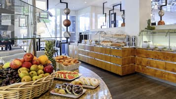Café da manhã com buffet todos os dias (EUR 25 por pessoa)