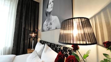 Roupa hipoalergénica, minibar, cofre no quarto, quartos insonorizados