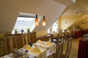 Pequeno-almoço tipo buffet diário (18 EUR por pessoa) 