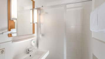 Quarto standard, 2 camas de solteiro | Cofres nos quartos, escrivaninha, ferros/tábuas de passar roupa