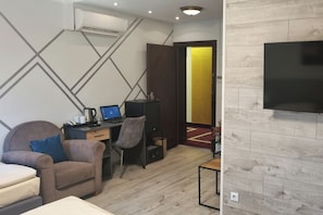 Quarto standard, várias camas | Roupas de cama antialérgicas, frigobar, cofres nos quartos, escrivaninha