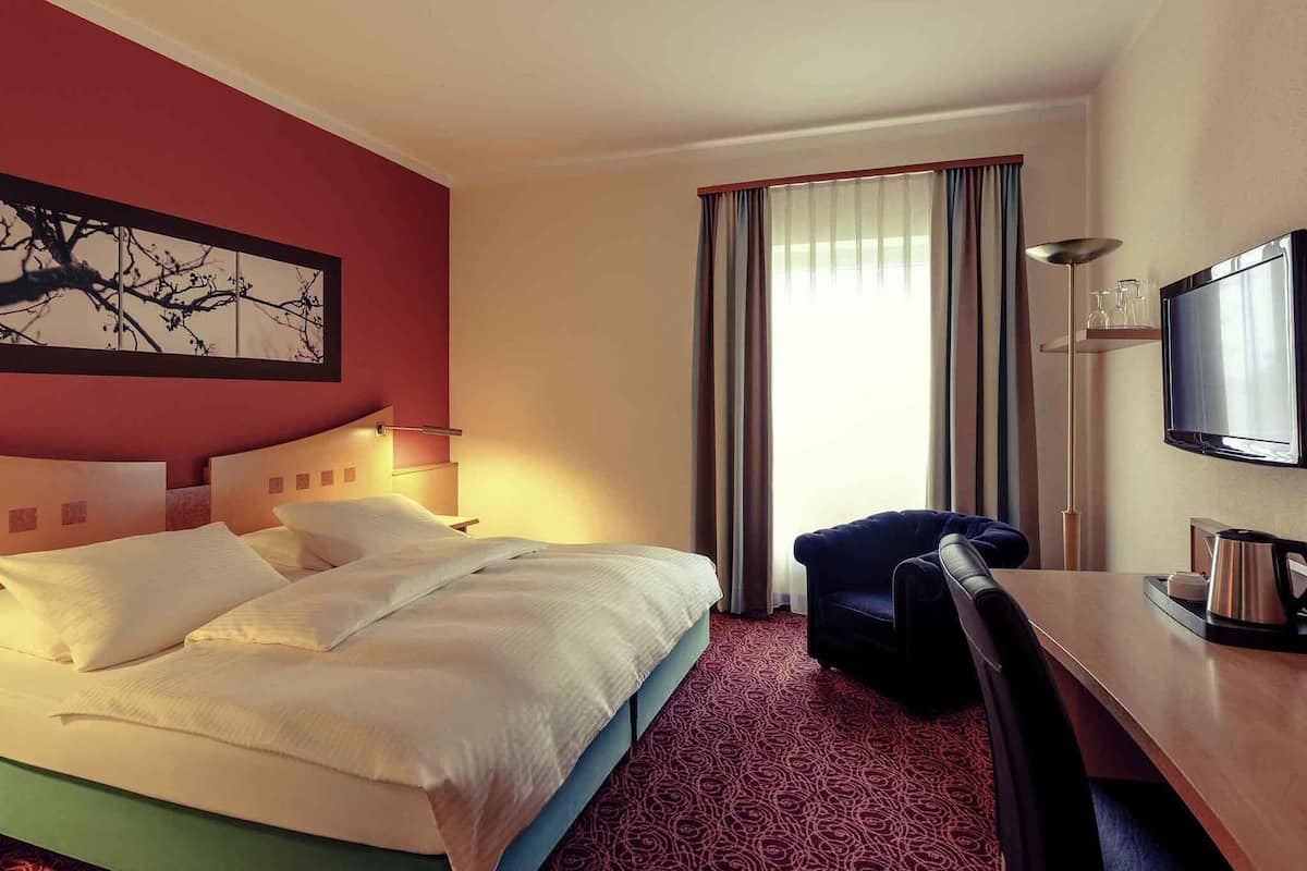 Roupas de cama antialérgicas, frigobar, cofres nos quartos, escrivaninha