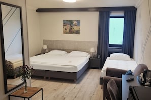 Quarto standard, várias camas | Roupas de cama antialérgicas, frigobar, cofres nos quartos, escrivaninha