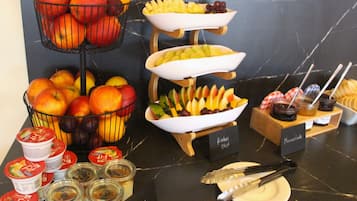Pequeno-almoço tipo buffet diário (10 EUR por pessoa)