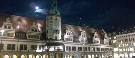 Um edifício histórico com uma torre do relógio imponente e janelas em arco.