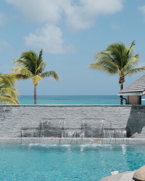 Piscina externa, espreguiçadeiras