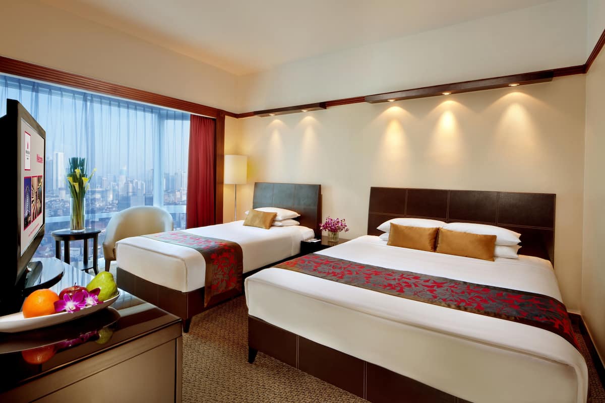 Cofre no quarto, secretária, cortinas/cortinados opacos