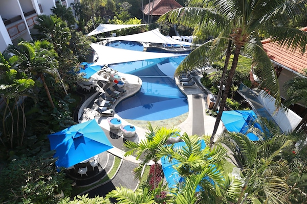 2 piscinas externas, funciona das 9h às 21h, espreguiçadeiras