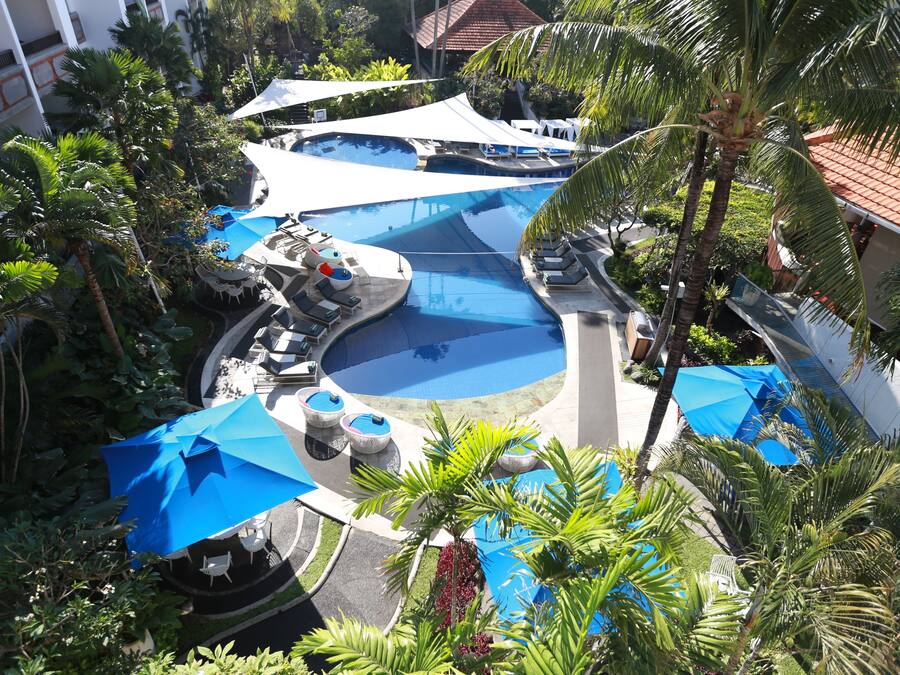 2 piscinas externas, funciona das 9h às 21h, espreguiçadeiras