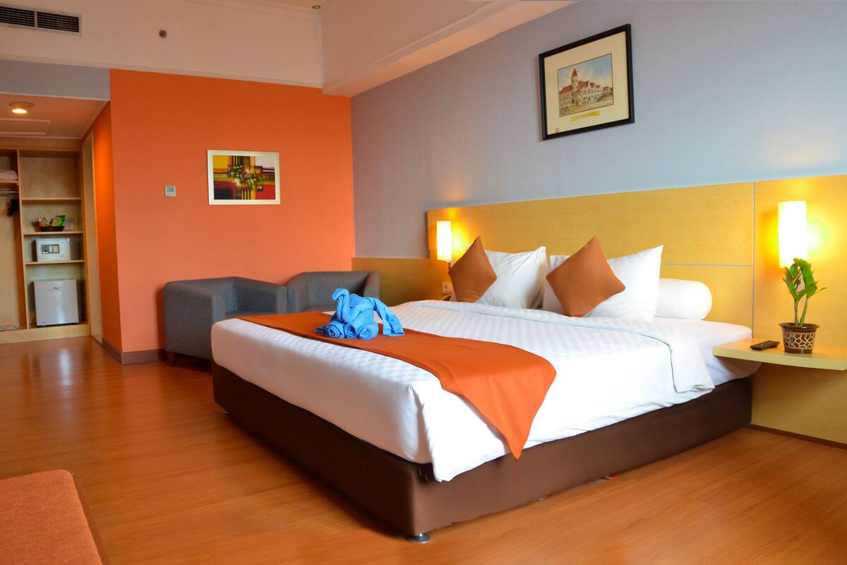 Quarto Duplo Deluxe para 1 Pessoa, 1 cama king-size | Cofre com capacidade para portátil, secretária, camas desdobráveis