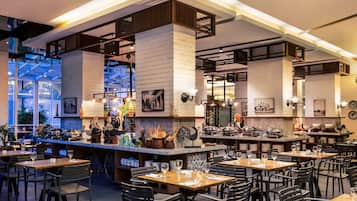 3 restaurantes, café da manhã, culinária internacional