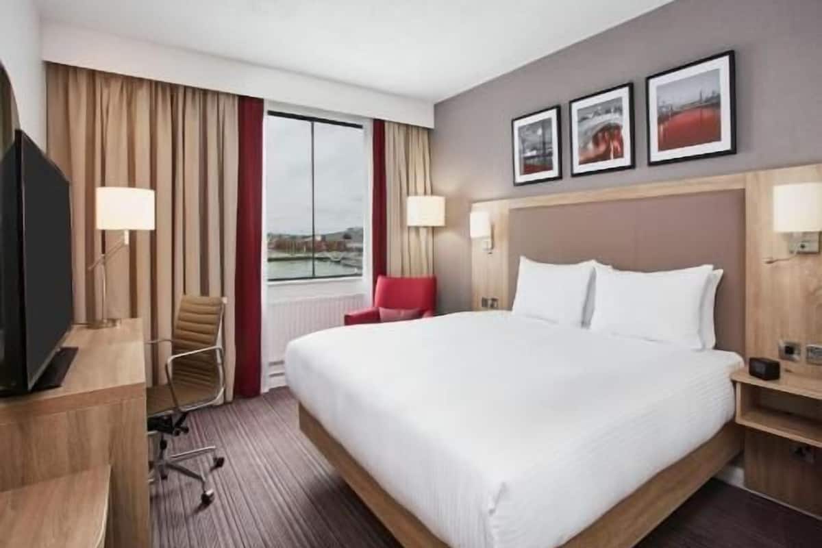 Roupas de cama premium, cofres nos quartos, escrivaninha