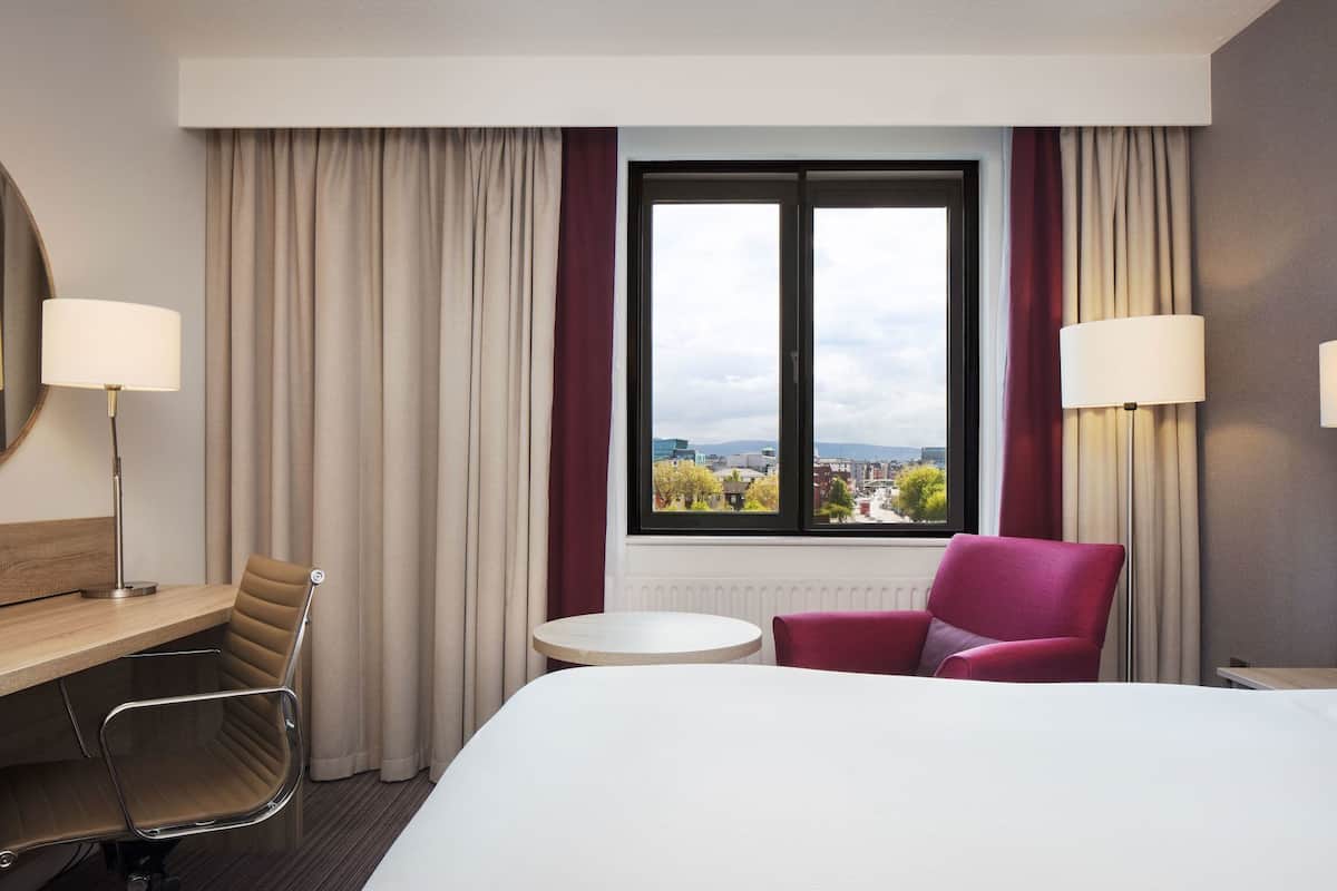 Roupas de cama premium, cofres nos quartos, escrivaninha