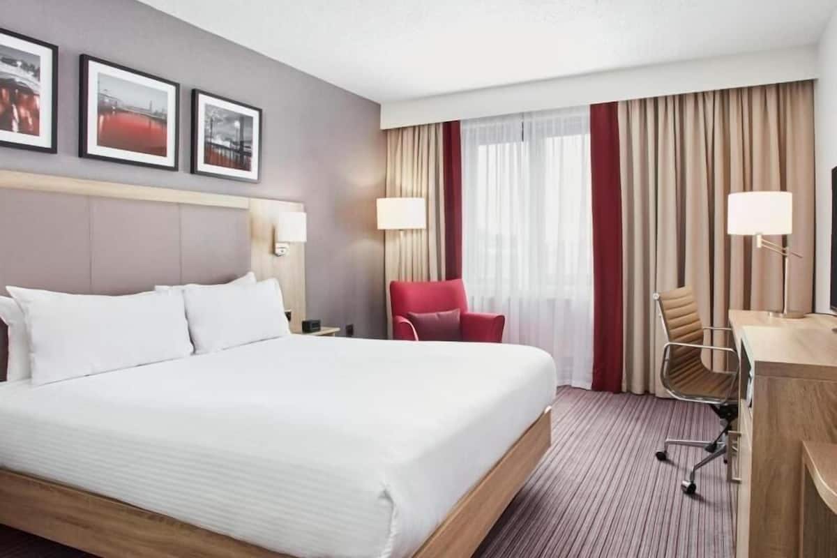 Roupas de cama premium, cofres nos quartos, escrivaninha