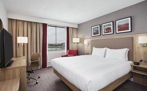 Quarto, 1 cama King, vista para o rio | Roupas de cama premium, cofres nos quartos, escrivaninha