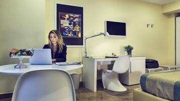 Cofre no quarto, secretária, cortinas/cortinados opacos