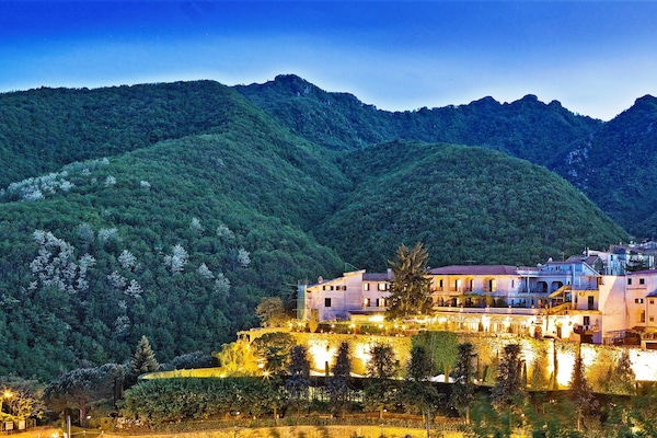 Fachada da propriedade à noite