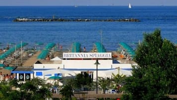 Uma praia privada nas proximidades, toalhas de praia