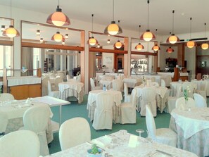 Pequenos-almoços, almoços, jantares servidos, cozinha regional 