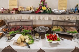 Café da manhã com buffet todos os dias mediante uma taxa