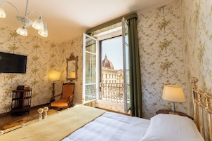 Quarto luxo | Cofres nos quartos, escrivaninha, cortinas blackout