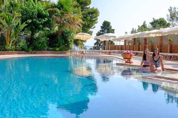 Piscina exterior sazonal, guarda-sóis