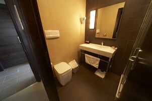 Quarto casal superior | Banheiro | Chuveiro, produtos de toalete grátis, secador de cabelo, bidê