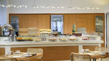 Pequeno-almoço continental diário (14 EUR por pessoa)