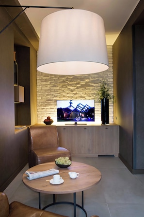 Urban Junior Suite | Minibar, cofre no quarto, secretária, cortinas/cortinados opacos 