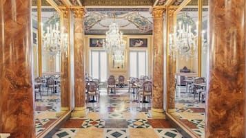 2 restaurantes, pequenos-almoços servidos, cozinha mediterrânica