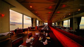 4 restaurantes: servem pequenos-almoços, almoços e jantares