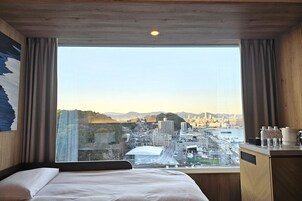 Quarto triplo premier, para não fumantes (Setouchi Resort Floor twin Bed 11-15F) | Cofres nos quartos, escrivaninha, ferros/tábuas de passar roupa
