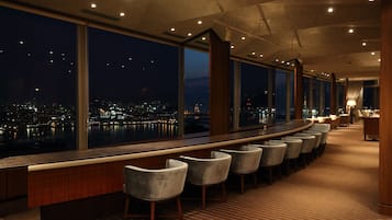 4 restaurantes: servem pequenos-almoços, almoços e jantares