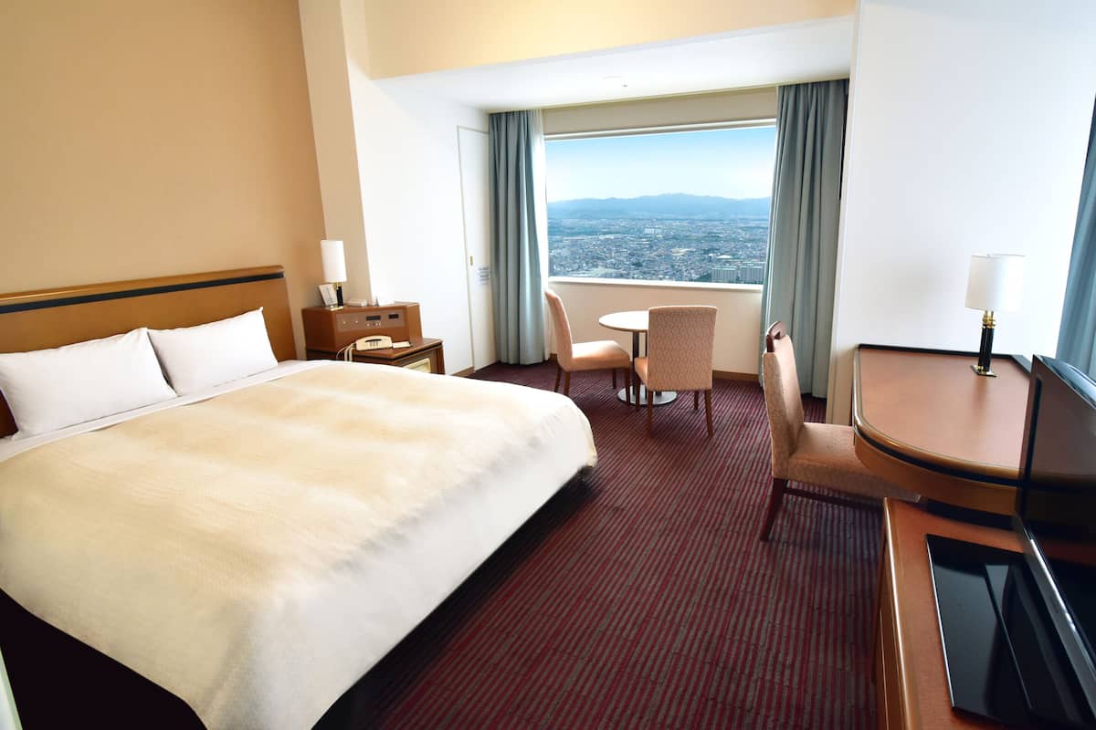 Quarto Duplo, não fumadores (Airport Corner Double) | Edredões de penas, cofre no quarto, cortinas/cortinados opacos