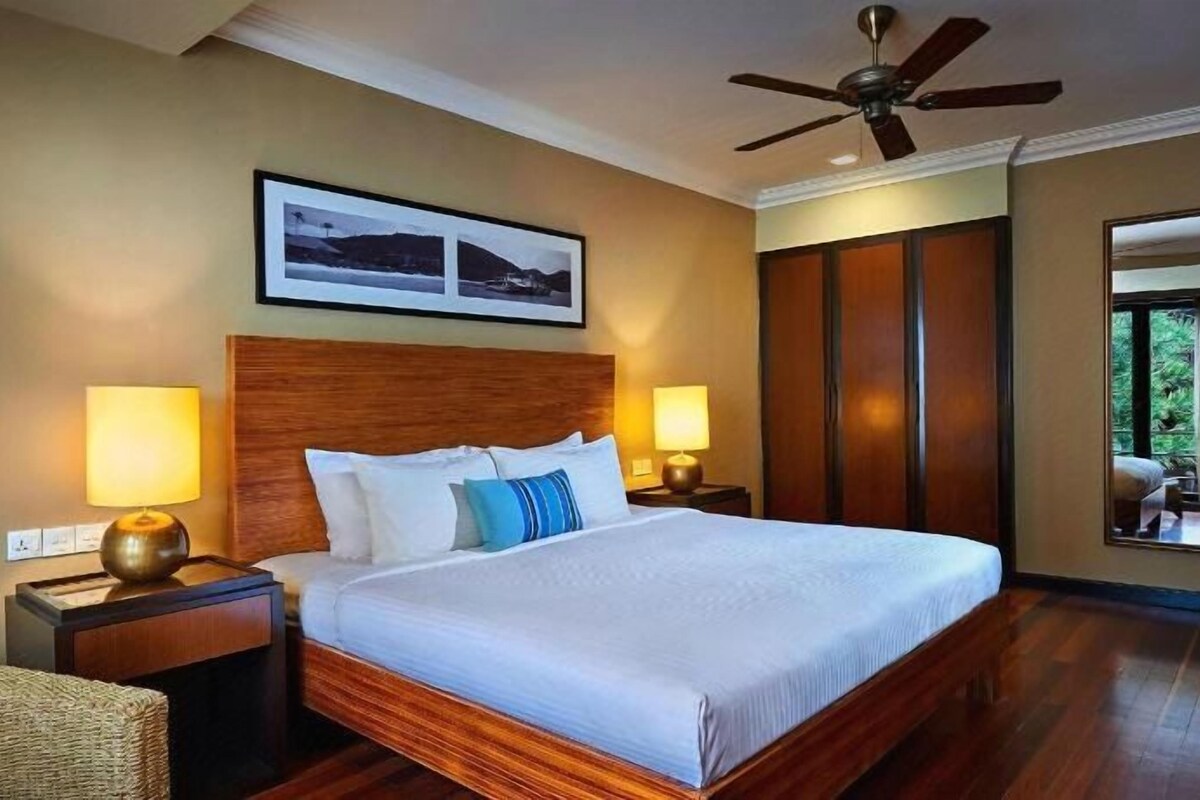 Minibar, cofre no quarto, secretária 
