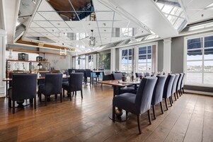 Almoços, jantares servidos, cozinha americana, com vista para o oceano 