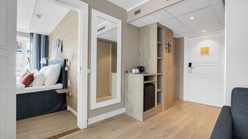 Quarto moderno com cama, escrivaninha e guarda-roupa.