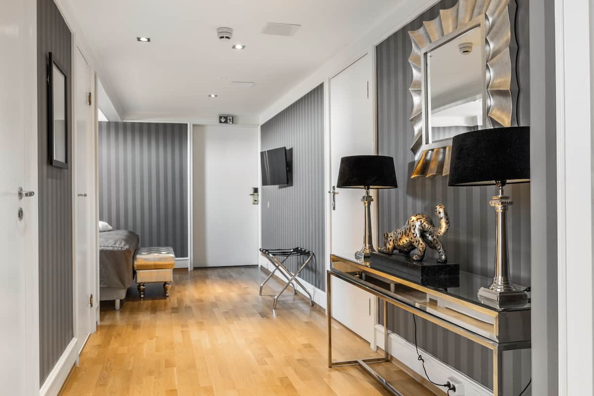 Suite Deluxe | Camas de colchão pillowtop, secretária