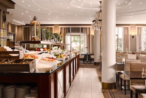 Pequeno-almoço tipo buffet diário mediante uma taxa