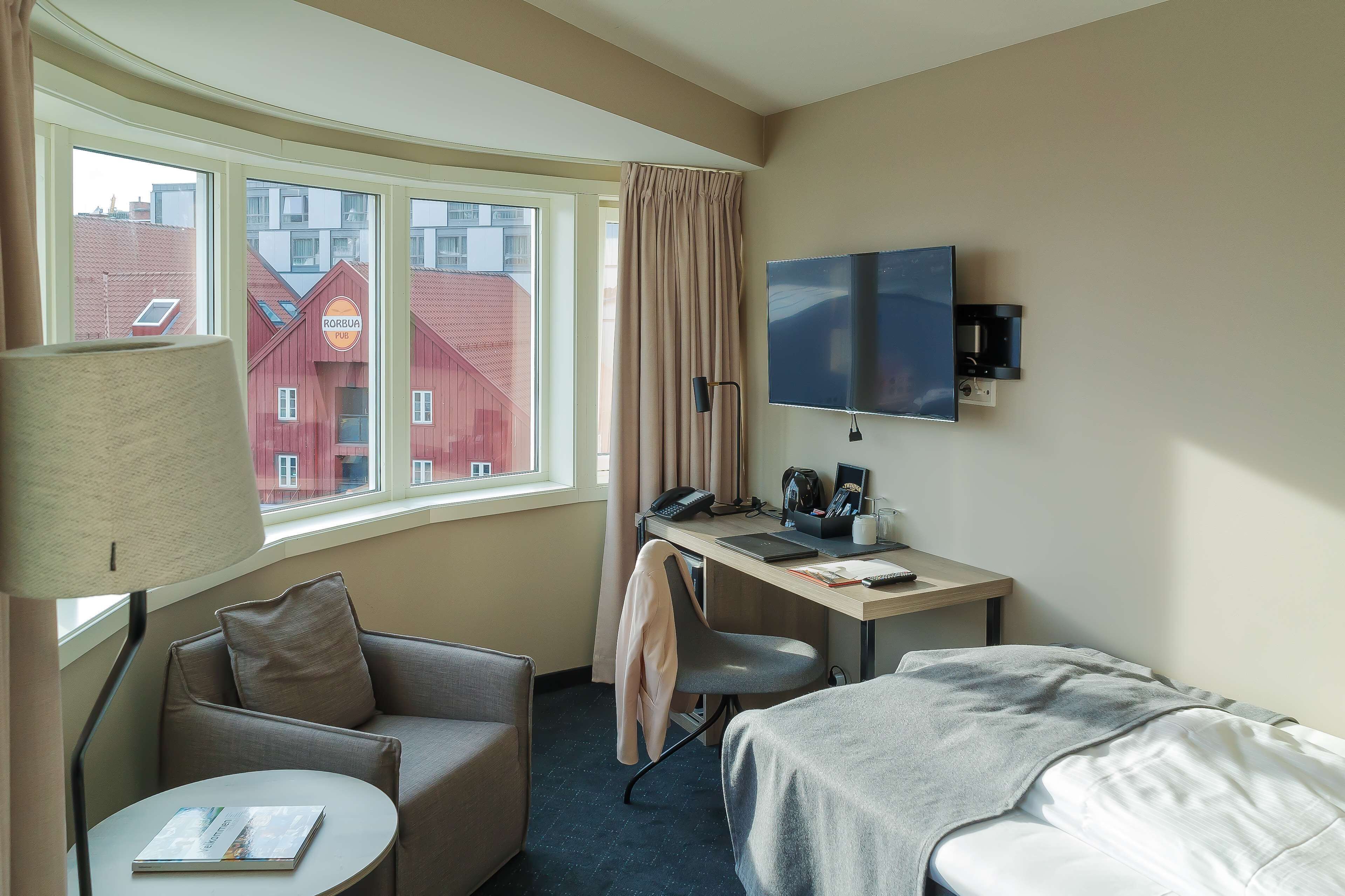 Quarto Individual | Cofre no quarto, secretária 