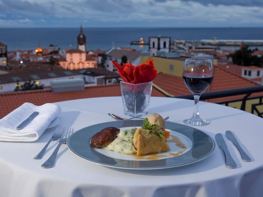 Roupas de cama premium, Wi-Fi de cortesia, roupa de cama