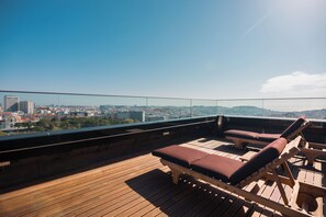 Suite, 1 quarto, terraço | Roupa hipoalergénica, minibar, cofre no quarto, secretária 