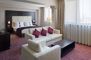 Suite Standard, 1 cama king-size, não fumadores | Sala de estar | TV de ecrã plano, filmes pagos 