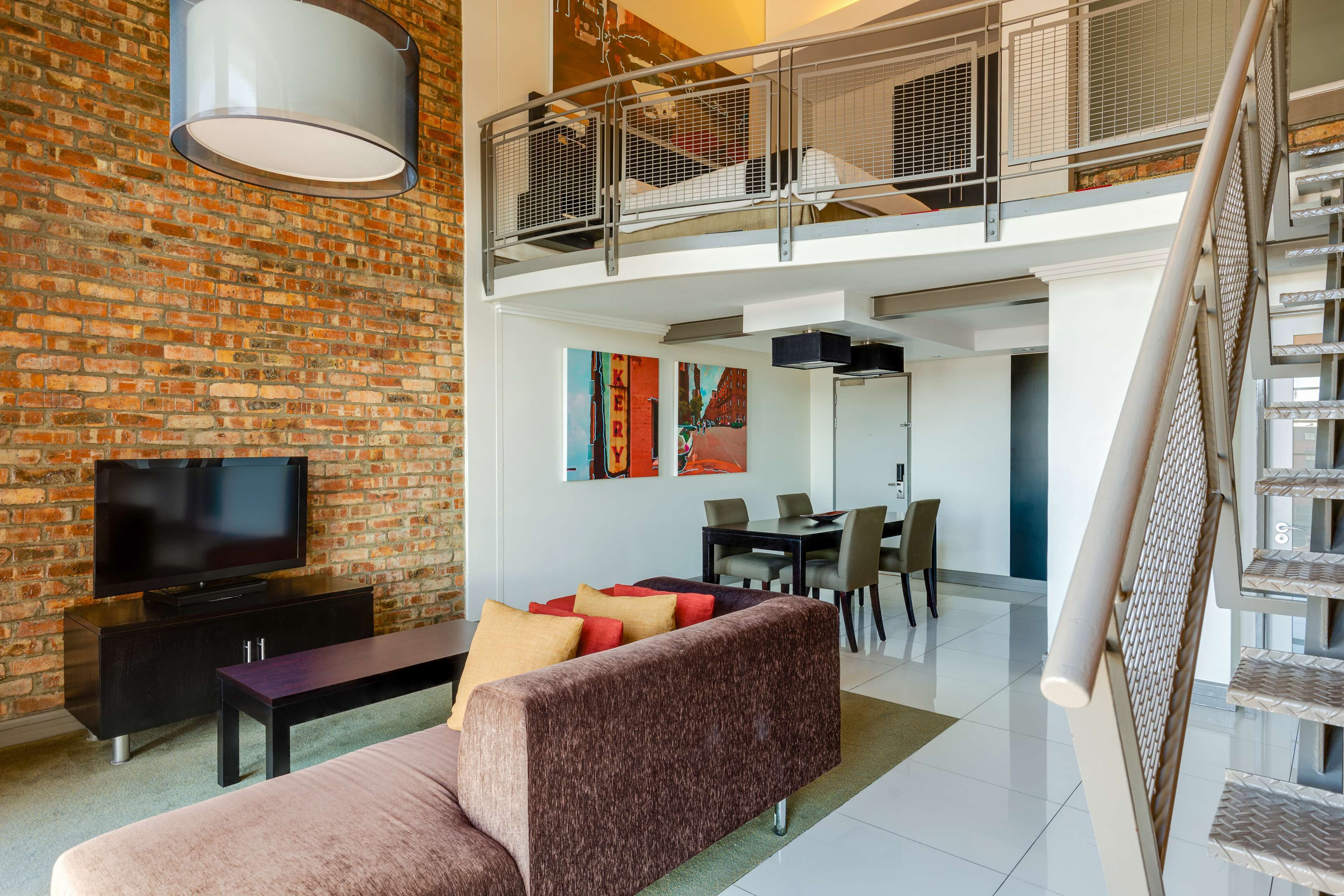Loft | Sala de estar | Televisor de ecrã plano de 32 polegadas com canais de TV premium 