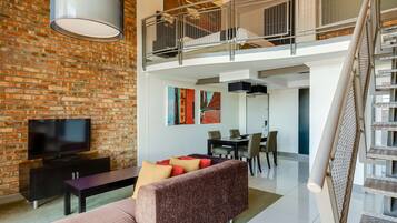 Loft | Área de estar | TV de tela plana 32 polegadas com canais de TV premium, TV